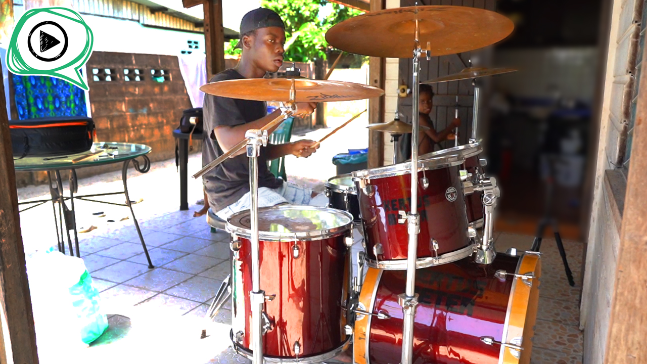 Portrait de Meter Kertus, jeune batteur de Saint-Laurent du Maroni ...